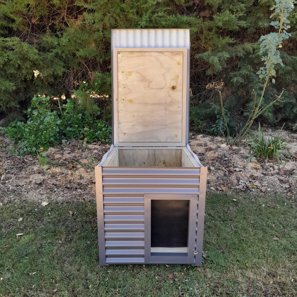 Insulated Dog Kennel - Hammer and Saw