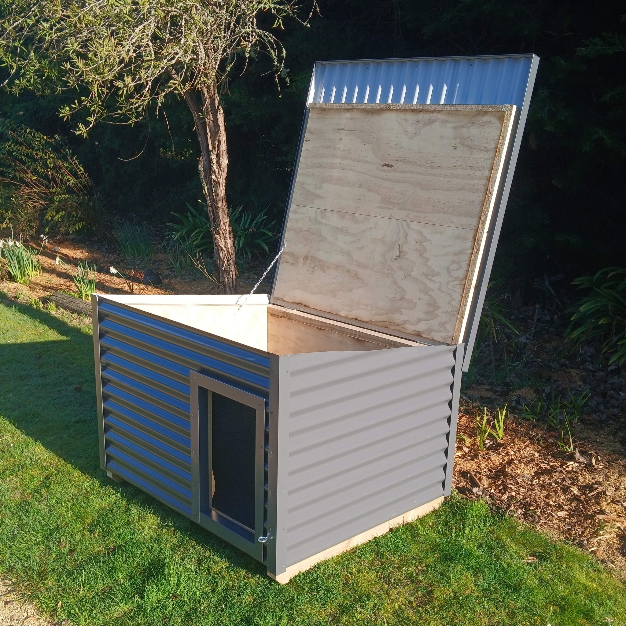 Insulated Dog Kennel - Hammer and Saw