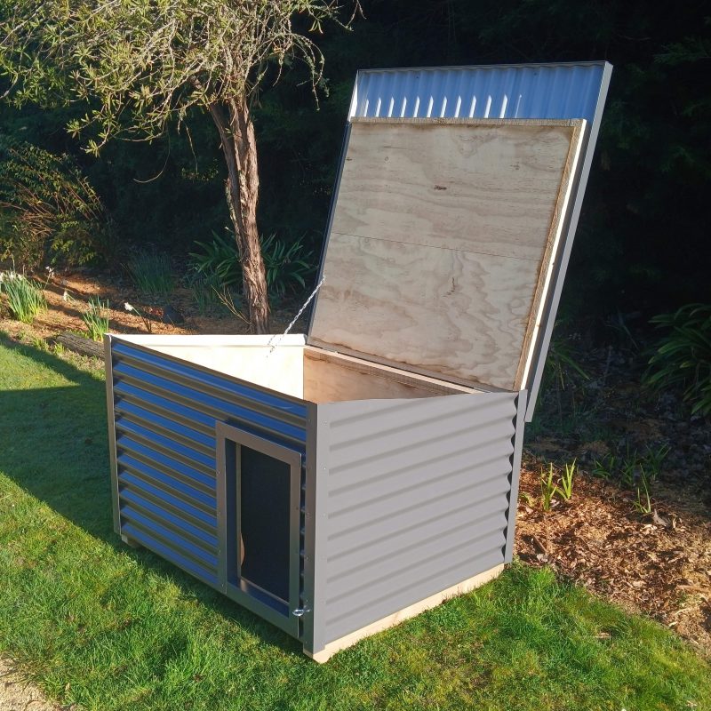 Insulated Dog Kennel - Hammer and Saw
